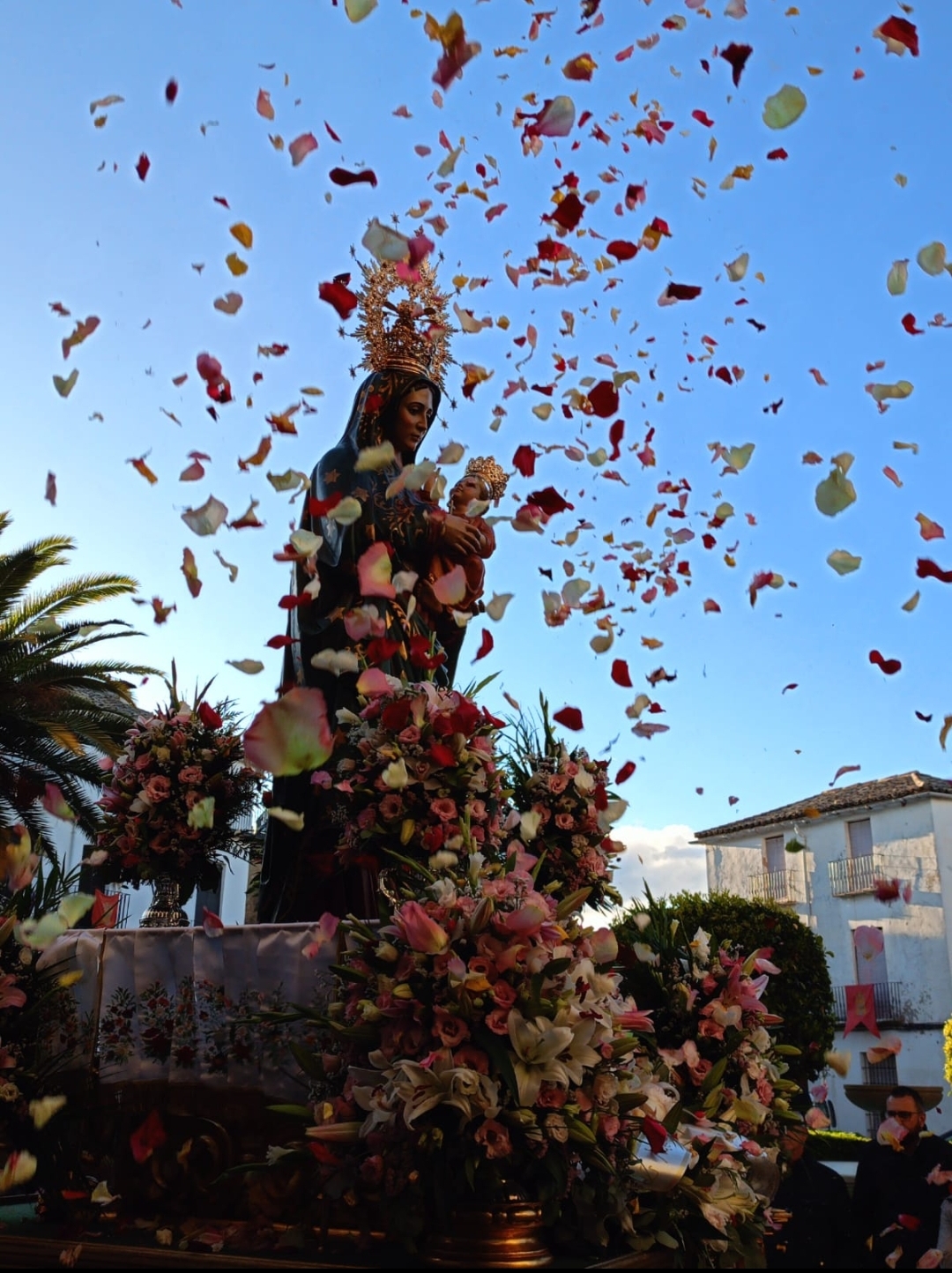 Santa María de la Estrella reina por las calles de Sabiote